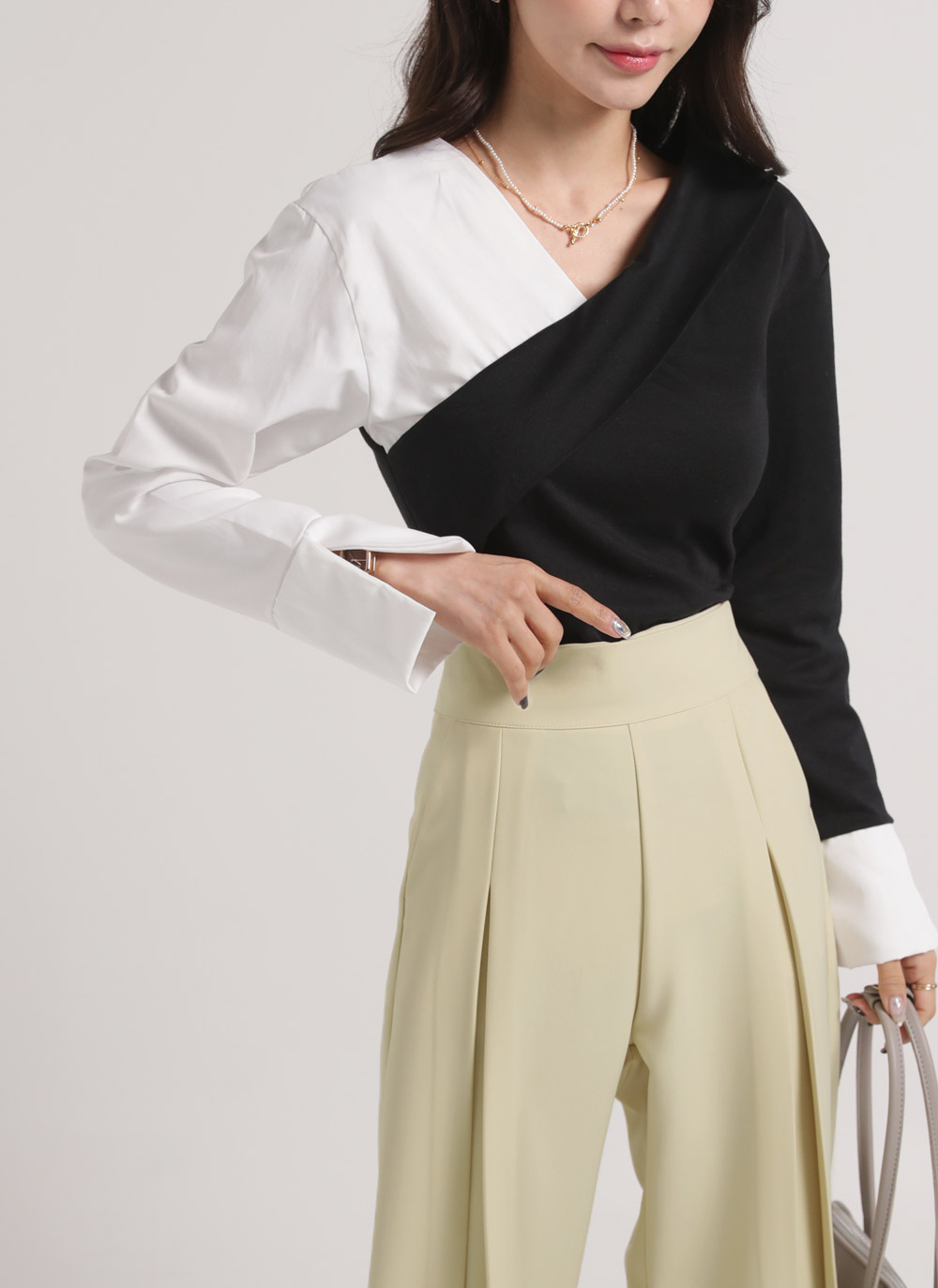 Vネックレイヤード調Tシャツ | レディースファッション通販 - DHOLIC