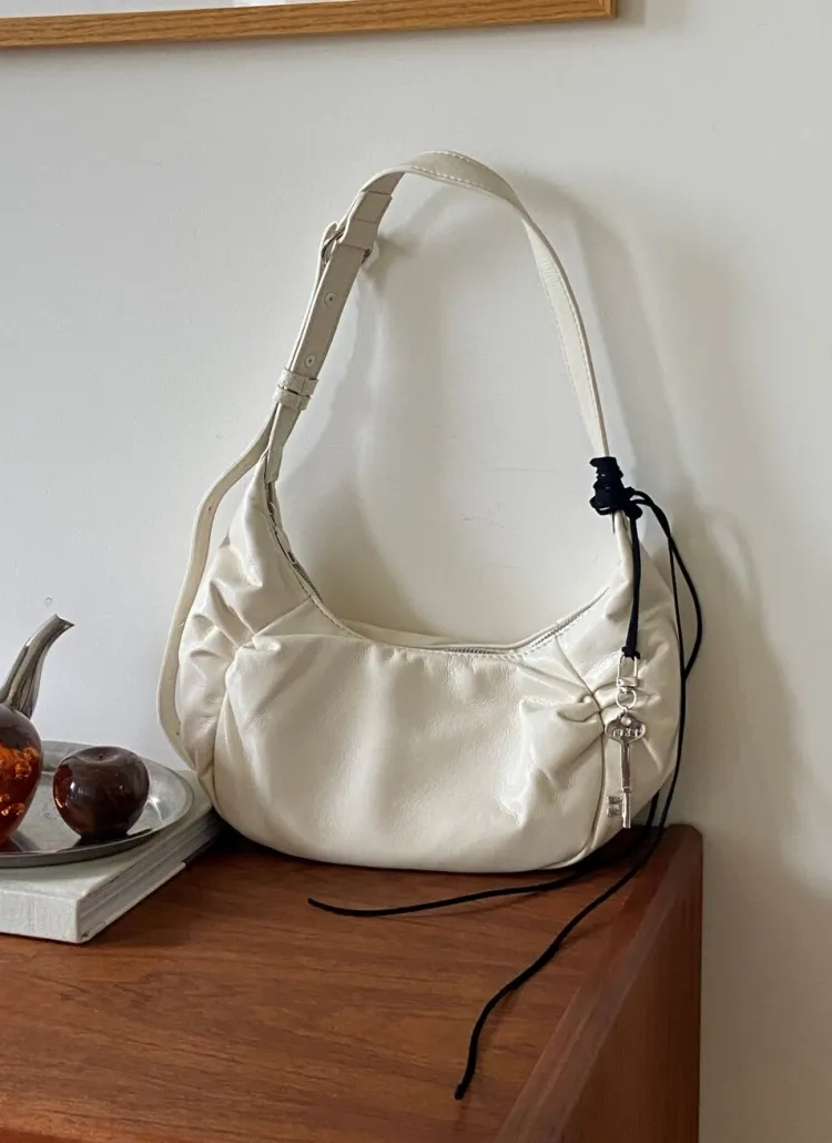 キーチャーム付ギャザーハーフムーンバッグ | レディースファッション通販 - DHOLIC