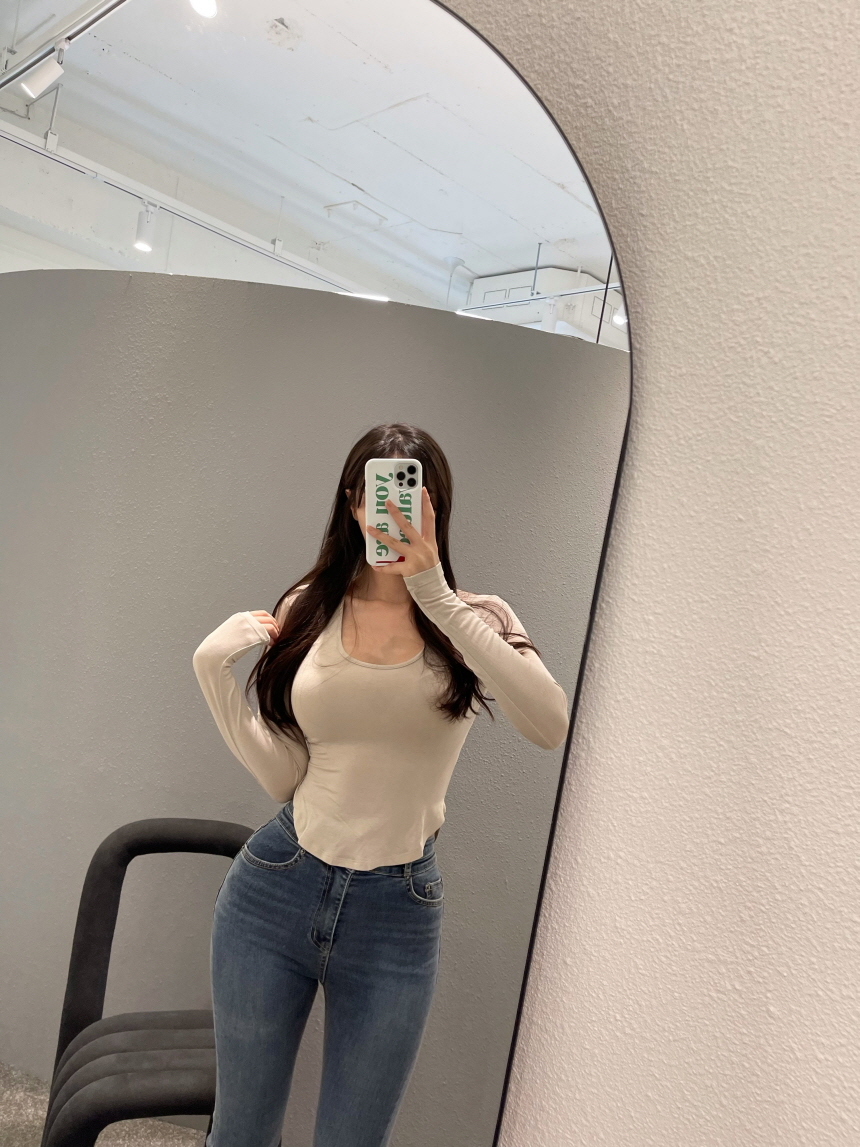 ラウンドヘムUネックスリムTシャツ | レディースファッション通販 - DHOLIC