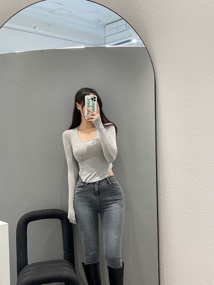 ラウンドヘムUネックスリムTシャツ | レディースファッション通販 - DHOLIC